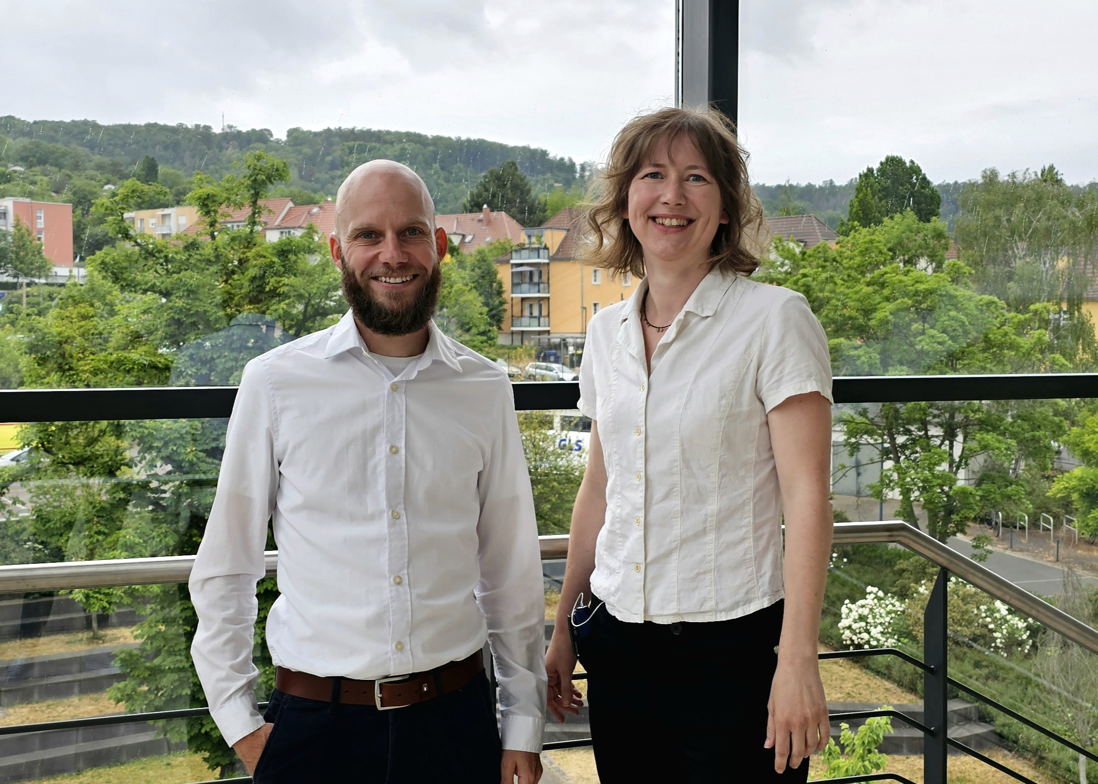 Vizepräsidentin und Vizepräsident für weitere drei Jahre wiedergewählt ...